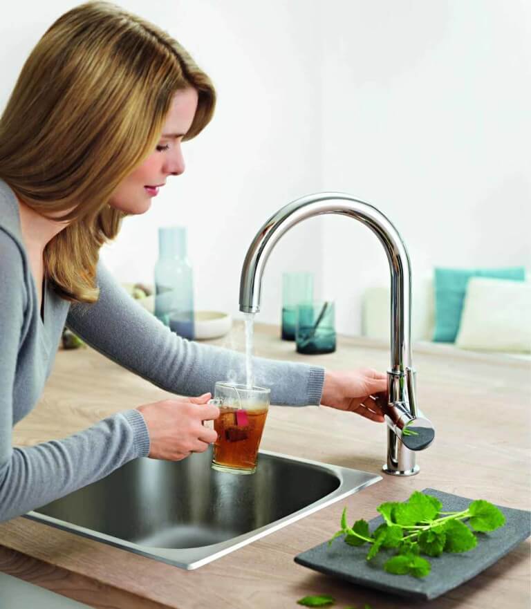 Elegantes Heißes Wasser Aus Dem Hahn Ebenbild